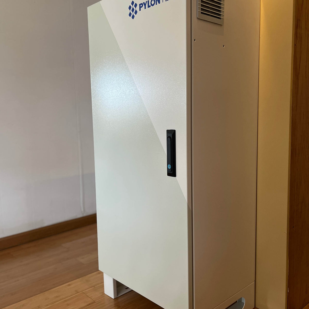 Pylontech LV Energy Storage Cabinet — Intelligent Controls