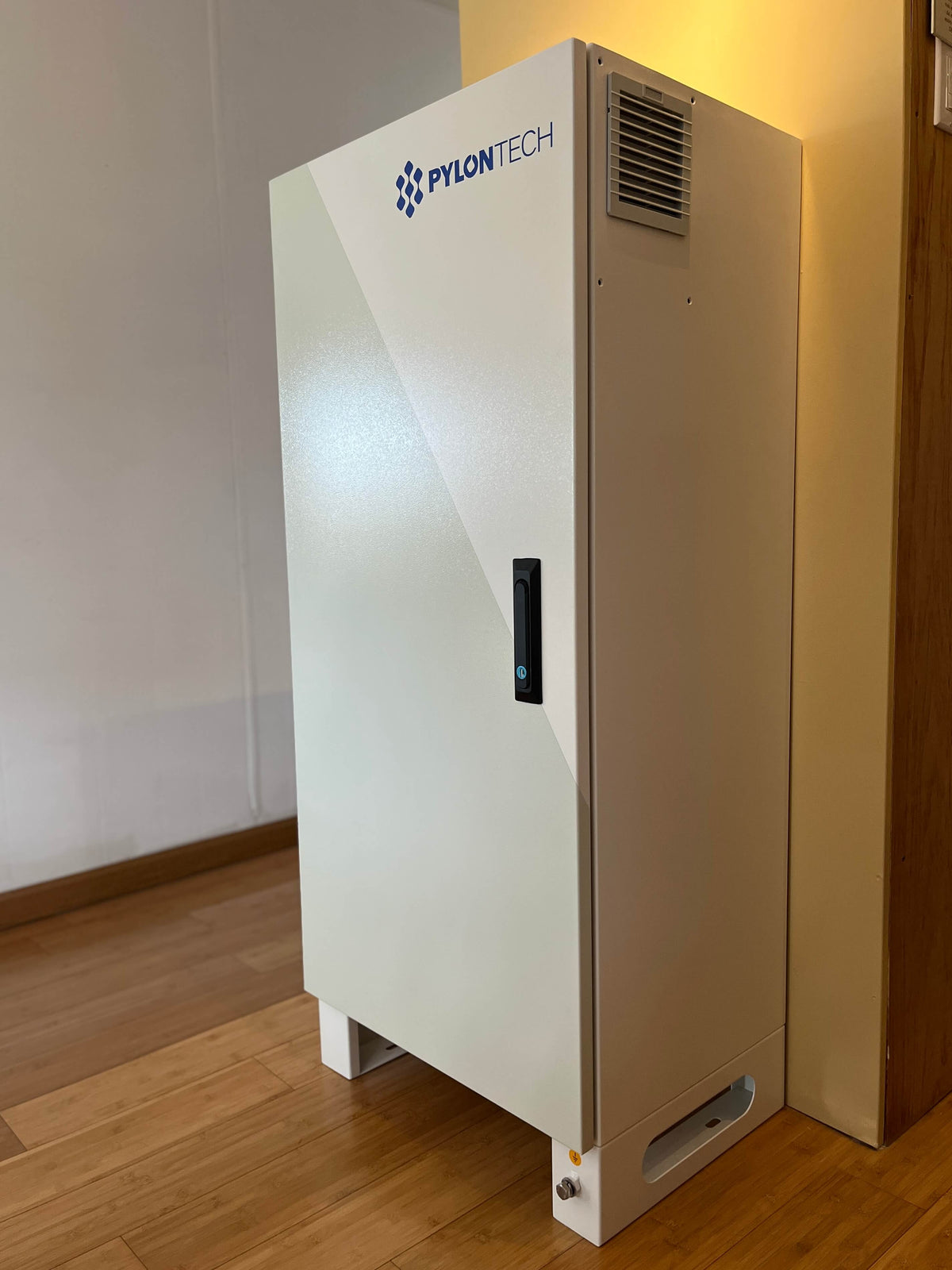 Pylontech LV Energy Storage Cabinet — Intelligent Controls