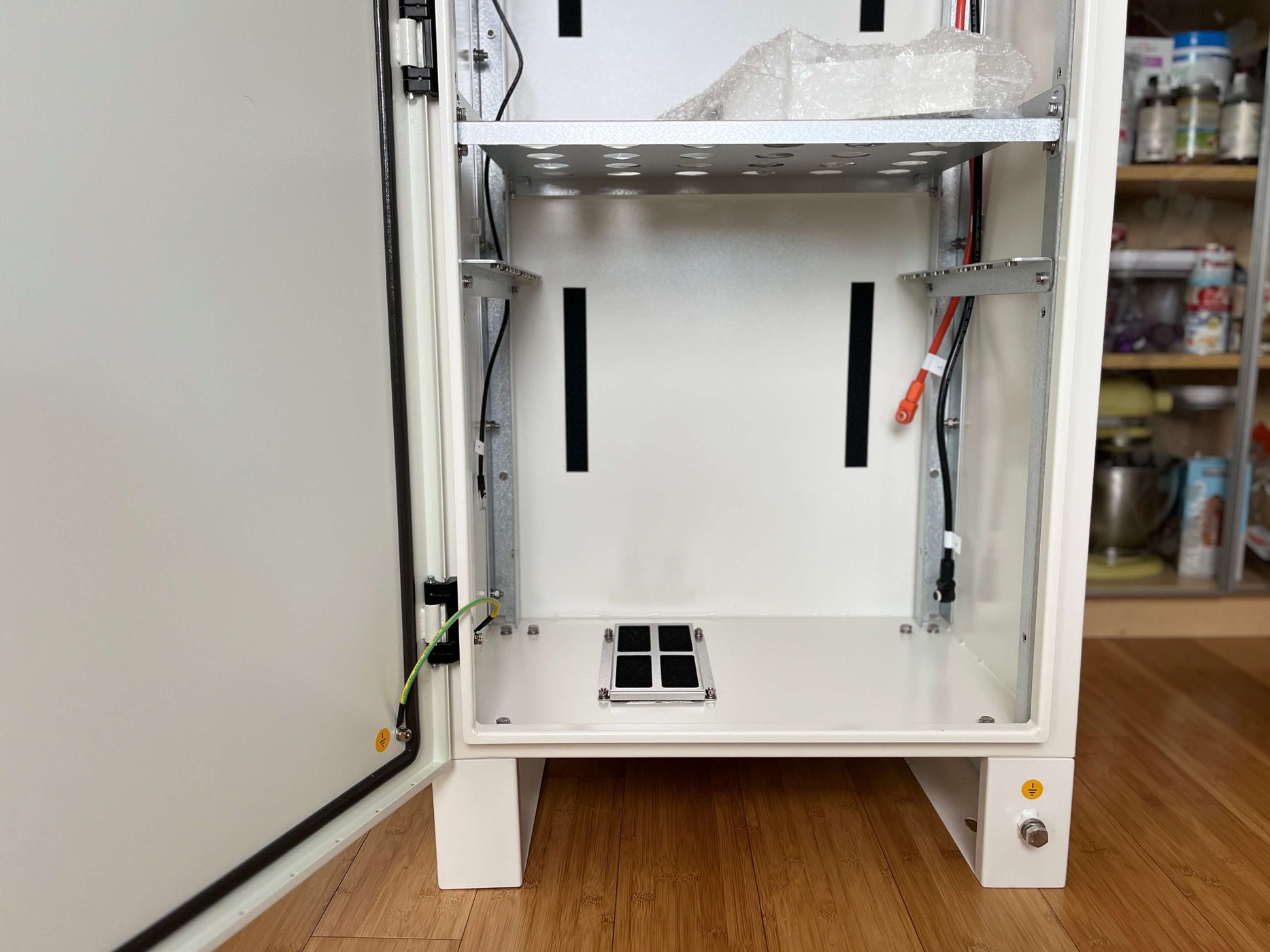Pylontech LV Energy Storage Cabinet — Intelligent Controls